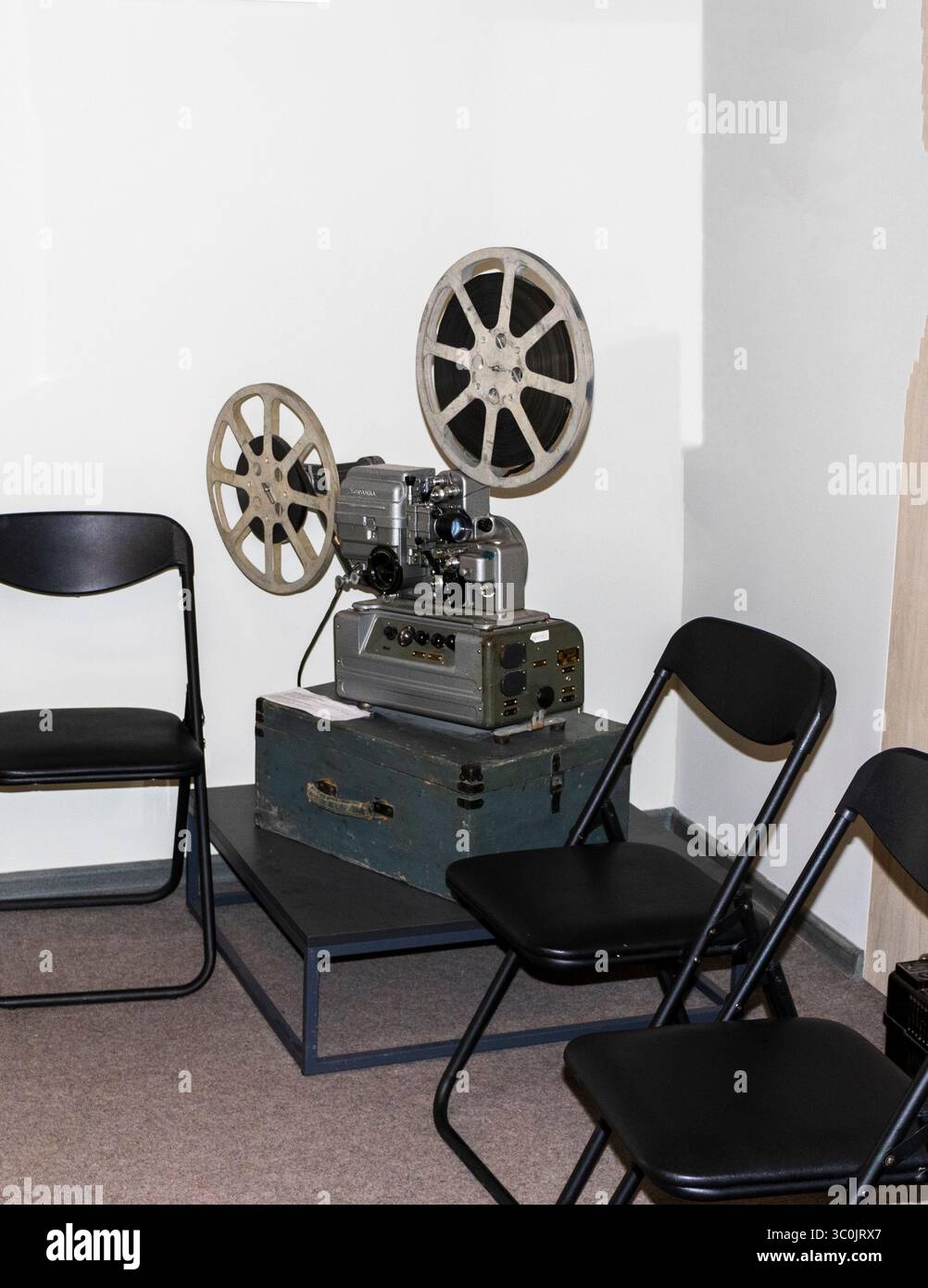 Arc shot vintage film projector hi-res stock photography and images - Alamy