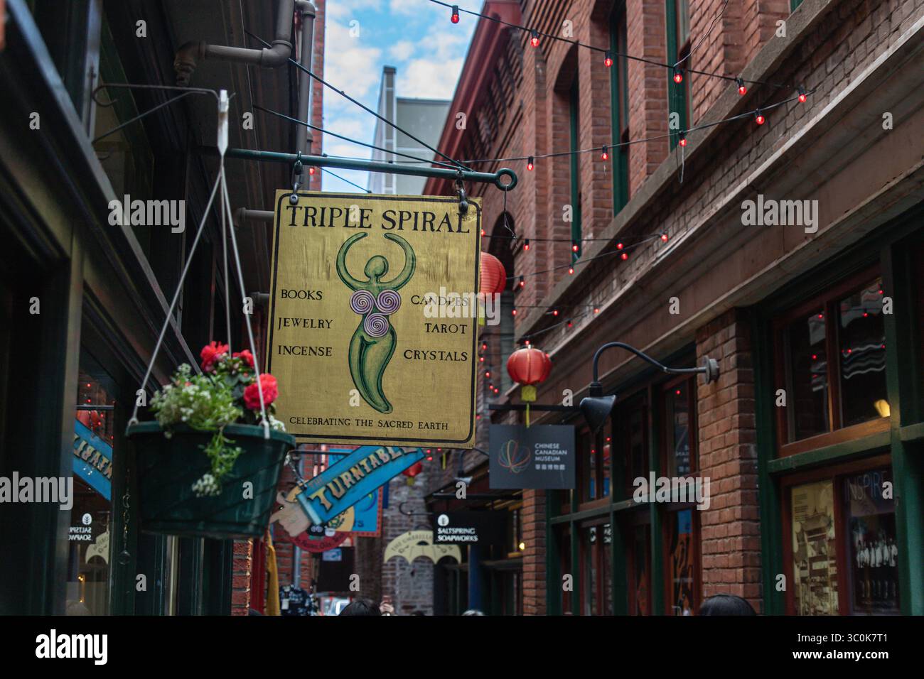 Hanging shop signs hi-res stock photography and images - Alamy