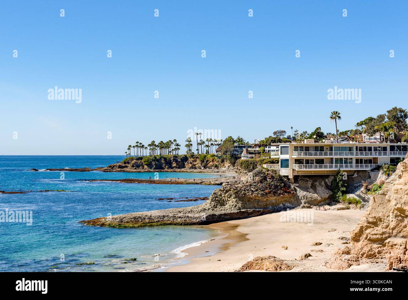 Scenic Laguna Beach with luxury homes overlooking the Pacific ocean in ...