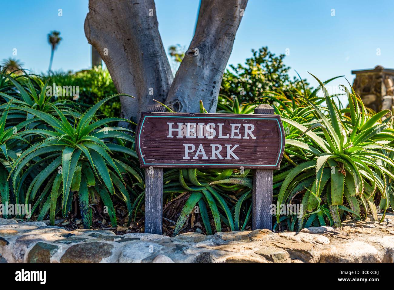 Welcome to Heisler Park Laguna Beach sign in California Stock Photo - Alamy