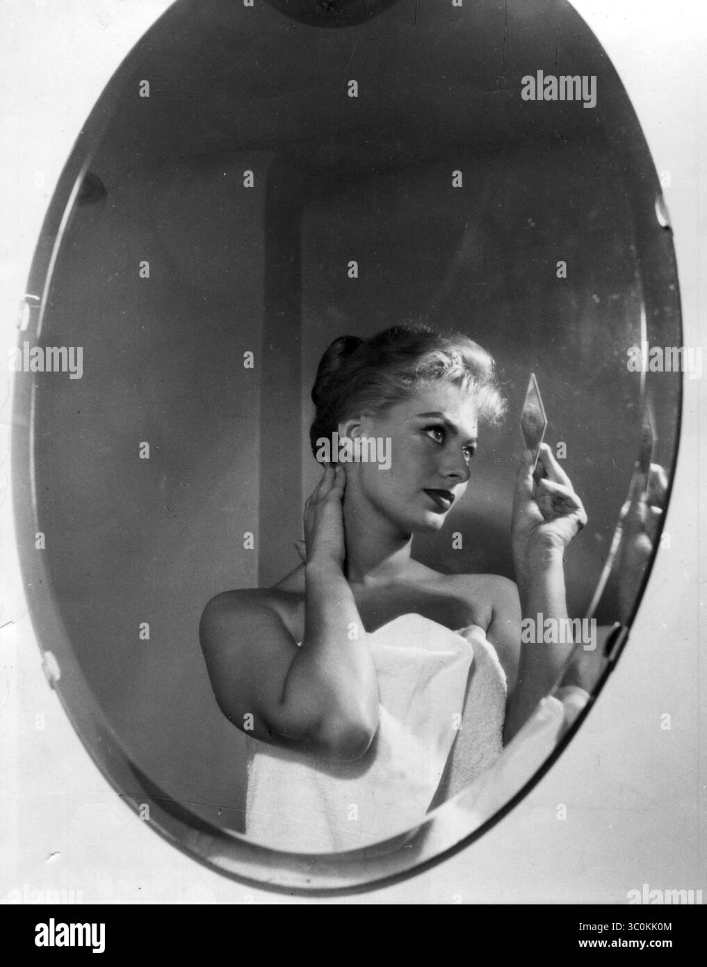 The Italian actress Sophia Loren is looking at herself in the mirror in ...
