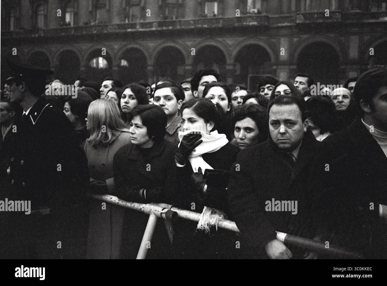 The crowd is waiting for the coffins of the 14 victims of Fontana ...