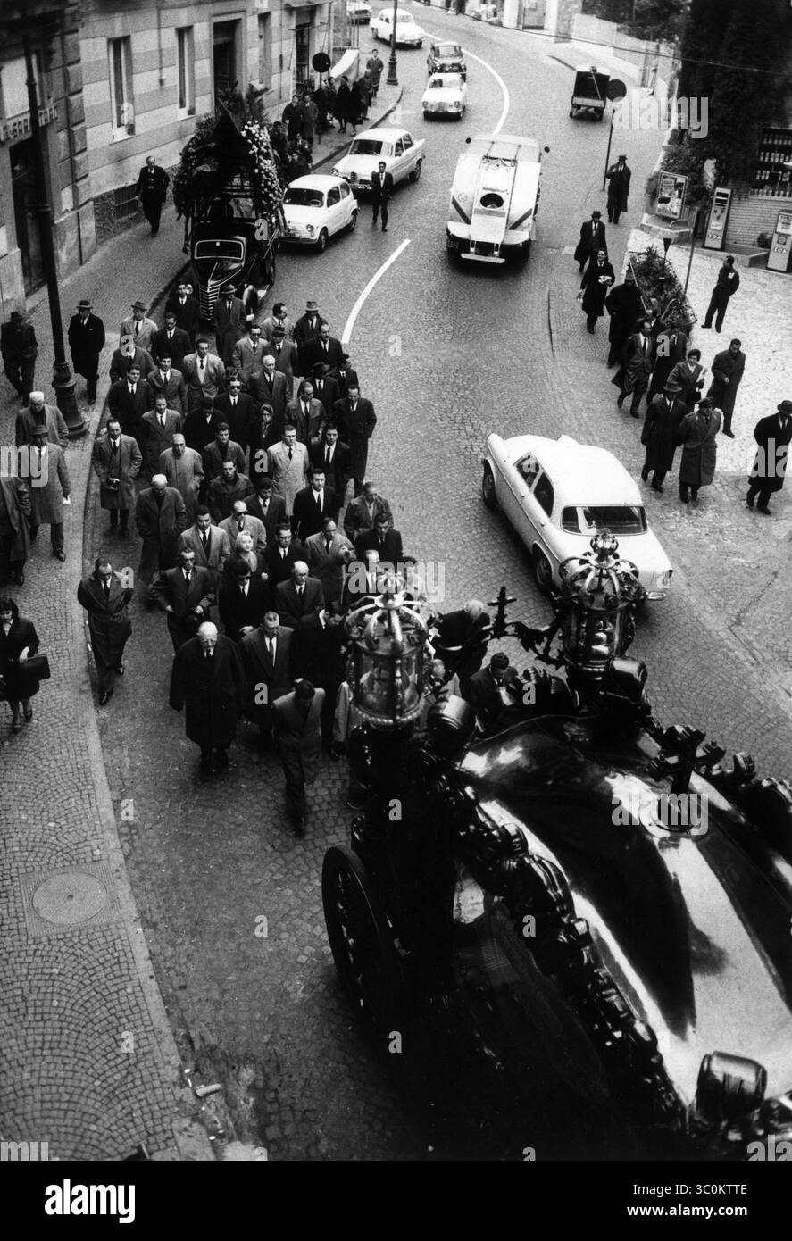 Funeral procession following the corpse of American Mafia boss Lucky ...