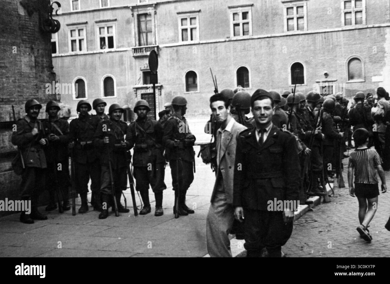 Italian military picket in front of Palazzo Venezia, where the fascist ...