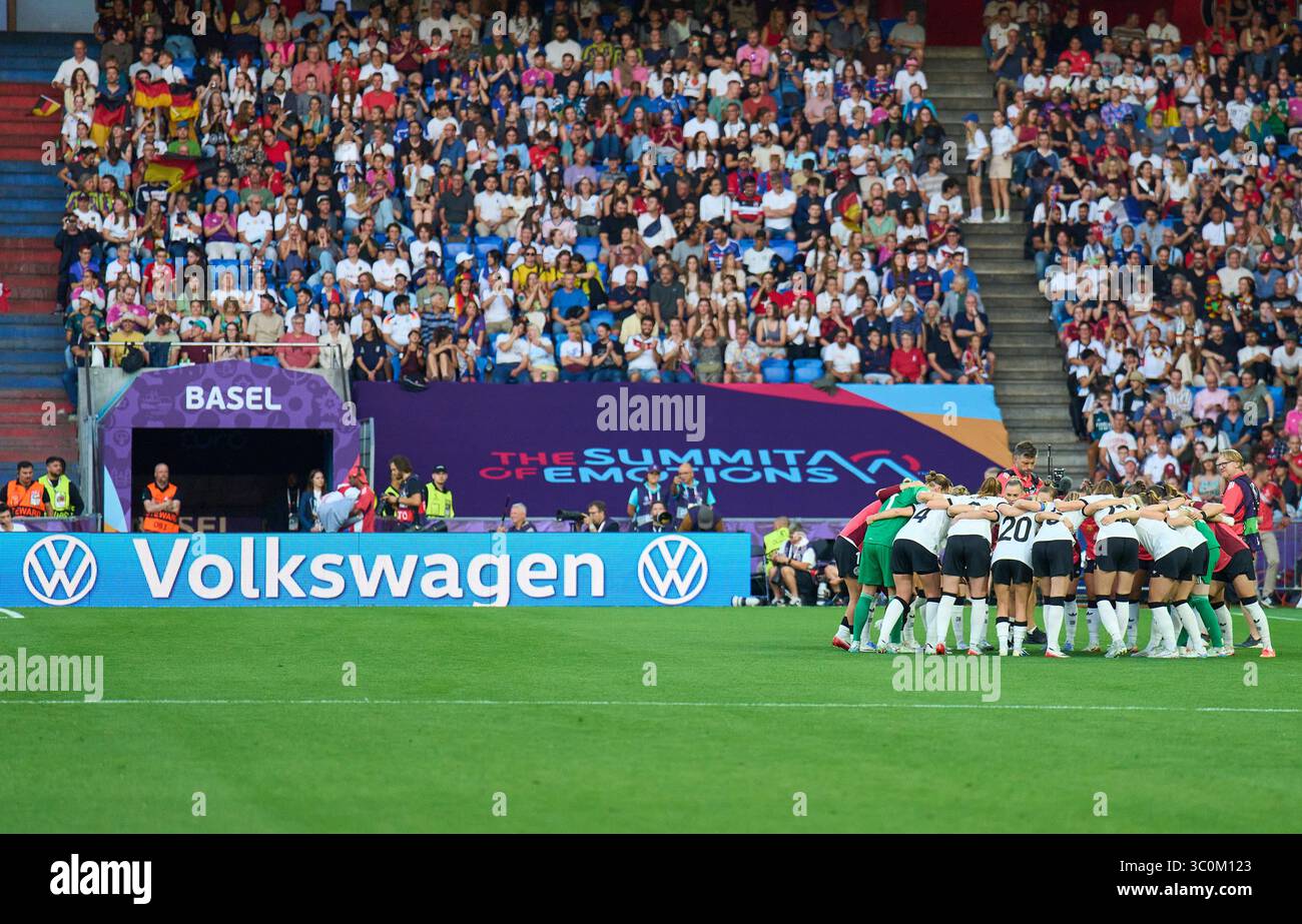 team circle DFB in the football quarter-final UEFA Women EURO 2025 ...
