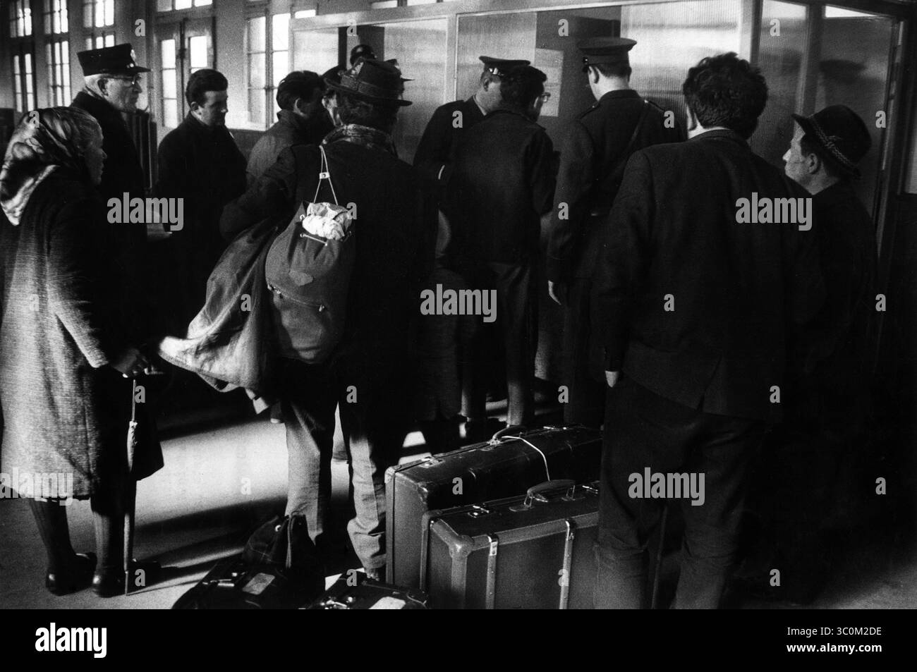 Italian emigrants turned back at the border, because of the new Swiss ...