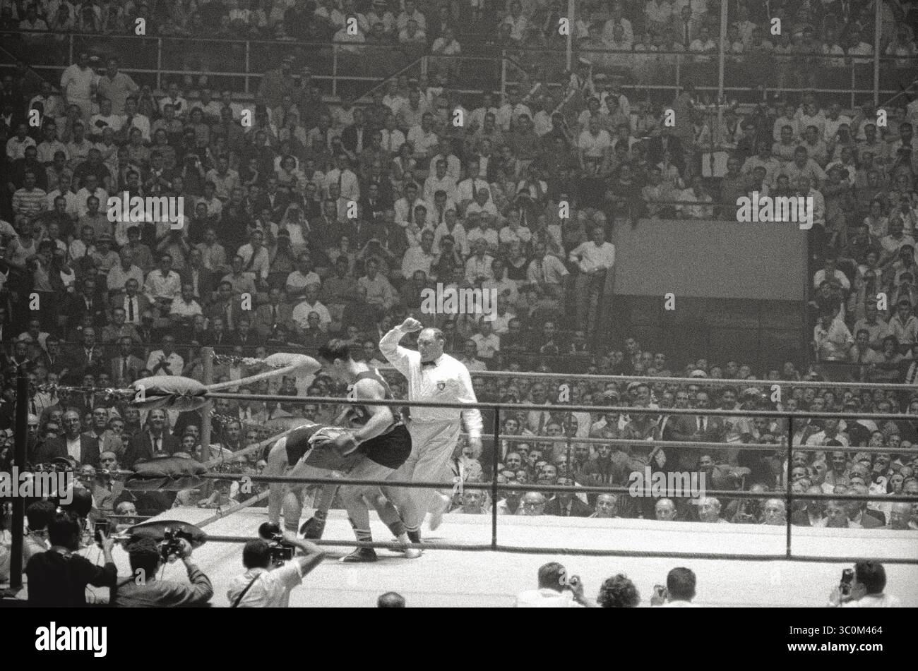 Italian boxer Nino Benvenuti challenging Russina boxer Yuri Radonyak ...