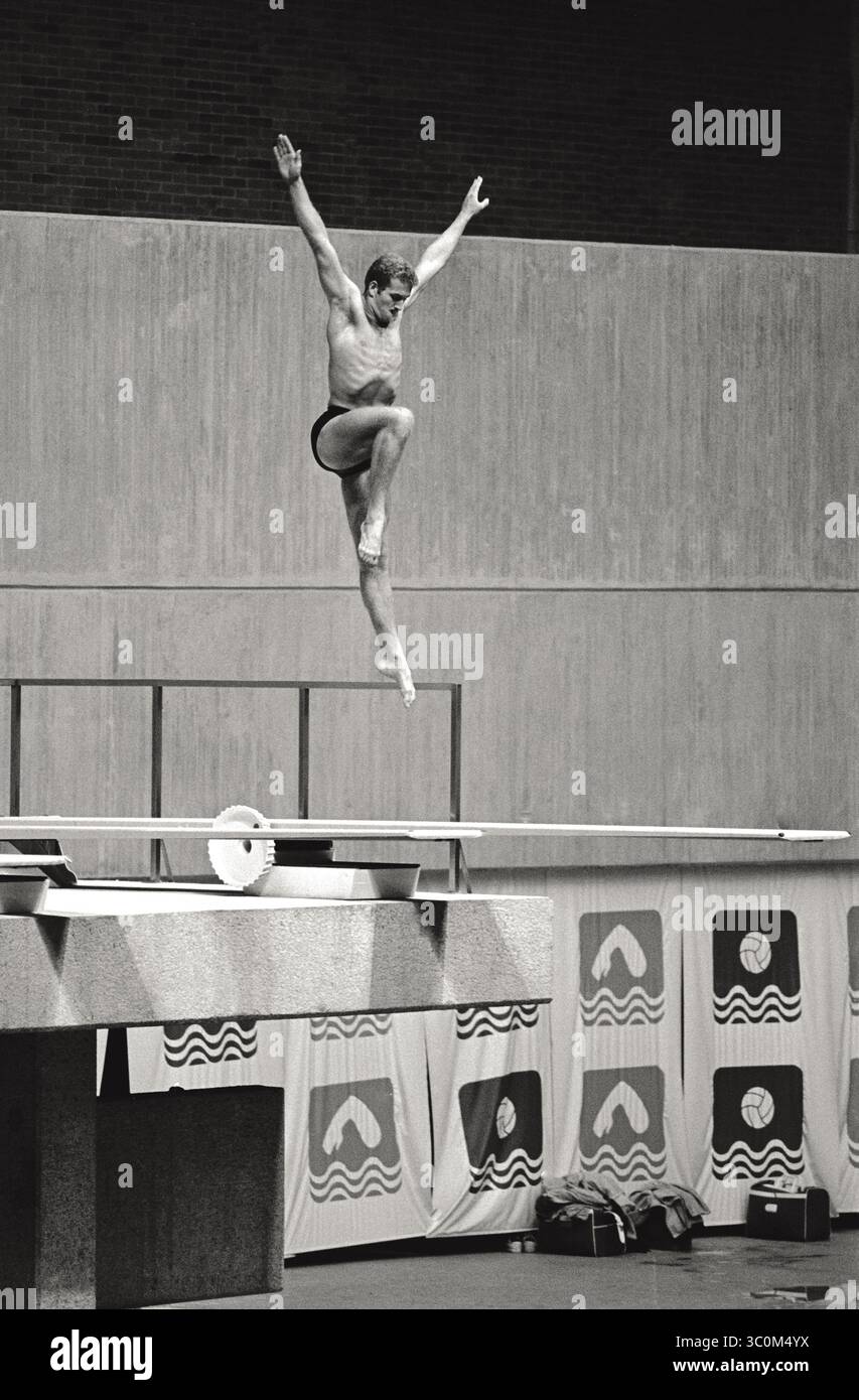 The Italian diver Klaus Dibiasi, in the last phase of a dive from a 3 ...