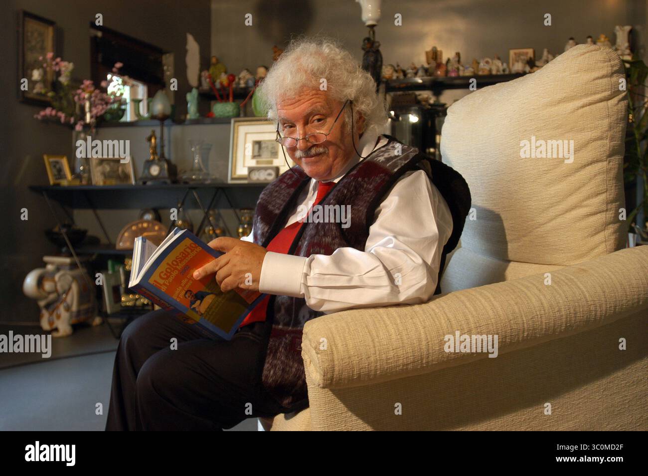 The singer-songwriter Bruno Lauzi posing for a photo shooting at home ...
