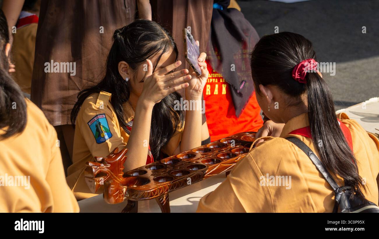 Playing Southeast Asian mancala (congkak, congklak, tjongklak, congka ...