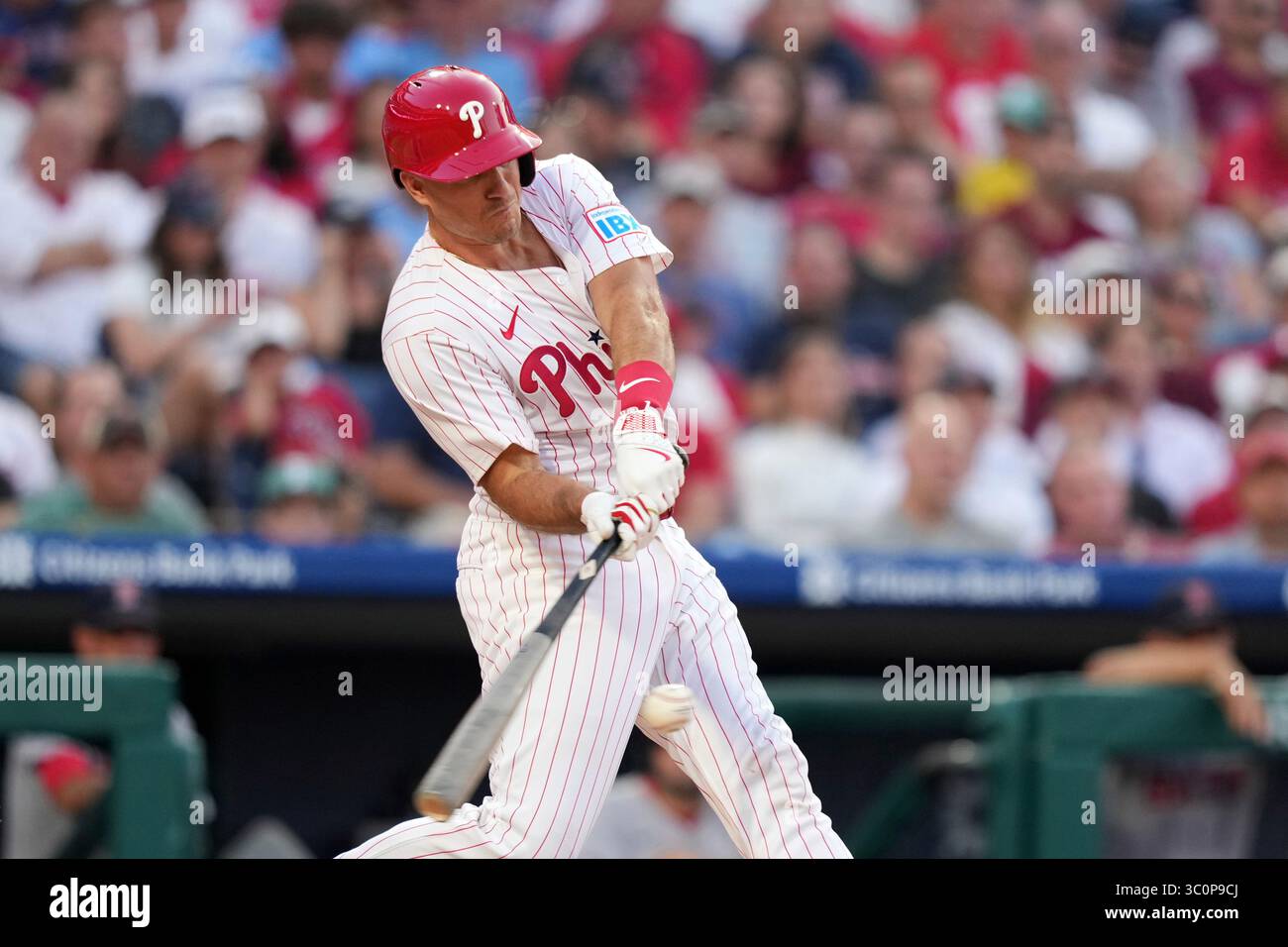 Philadelphia Phillies' J.T. Realmuto hits a run-scoring single against ...