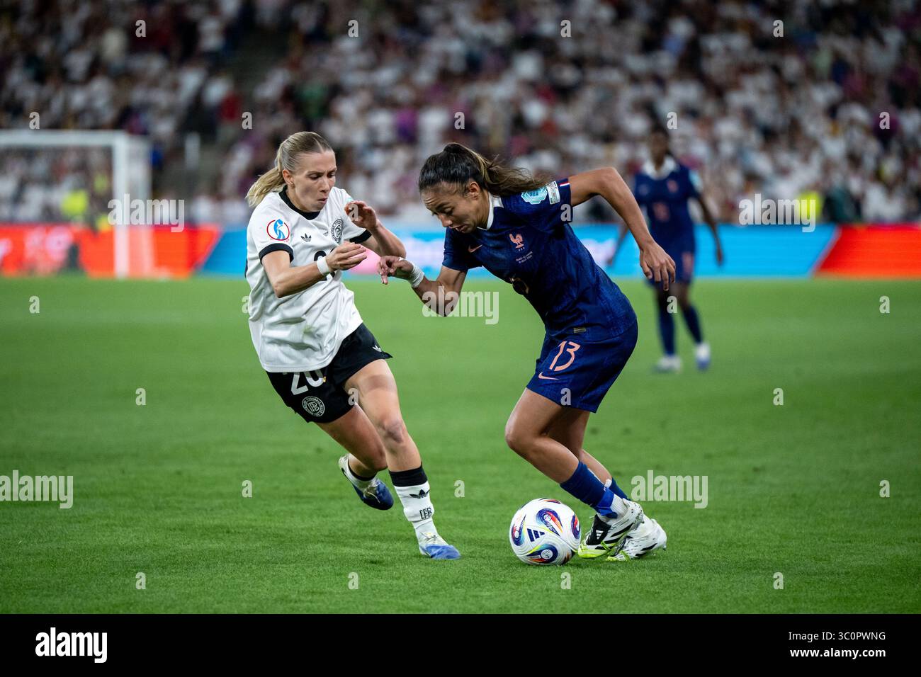 Selma Bacha (Frankreich, #13) im Zweikampf mit Elisa Senß (Deutschland ...