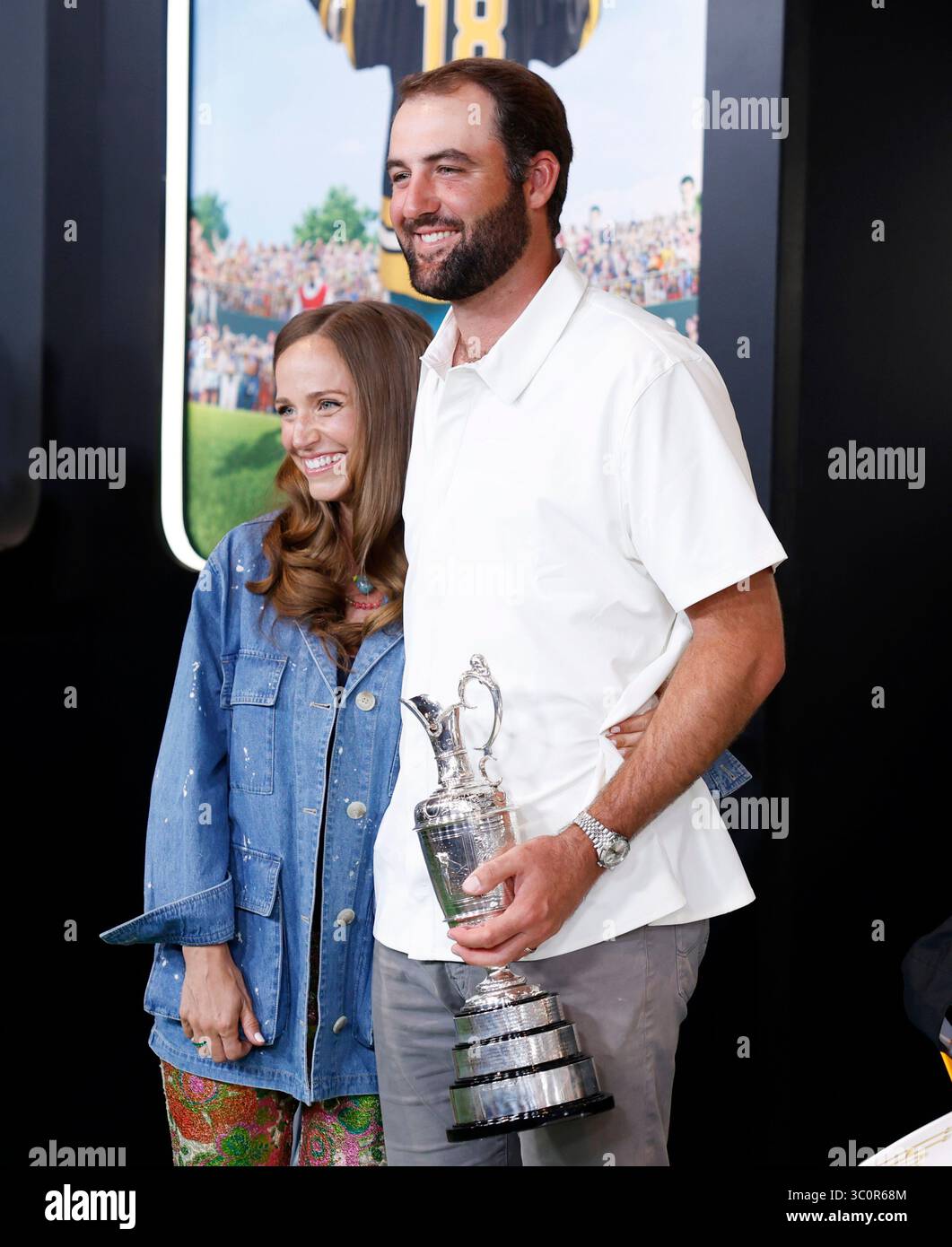 Scottie Scheffler and wife Meredith Scudder arrive on the red carpet ...