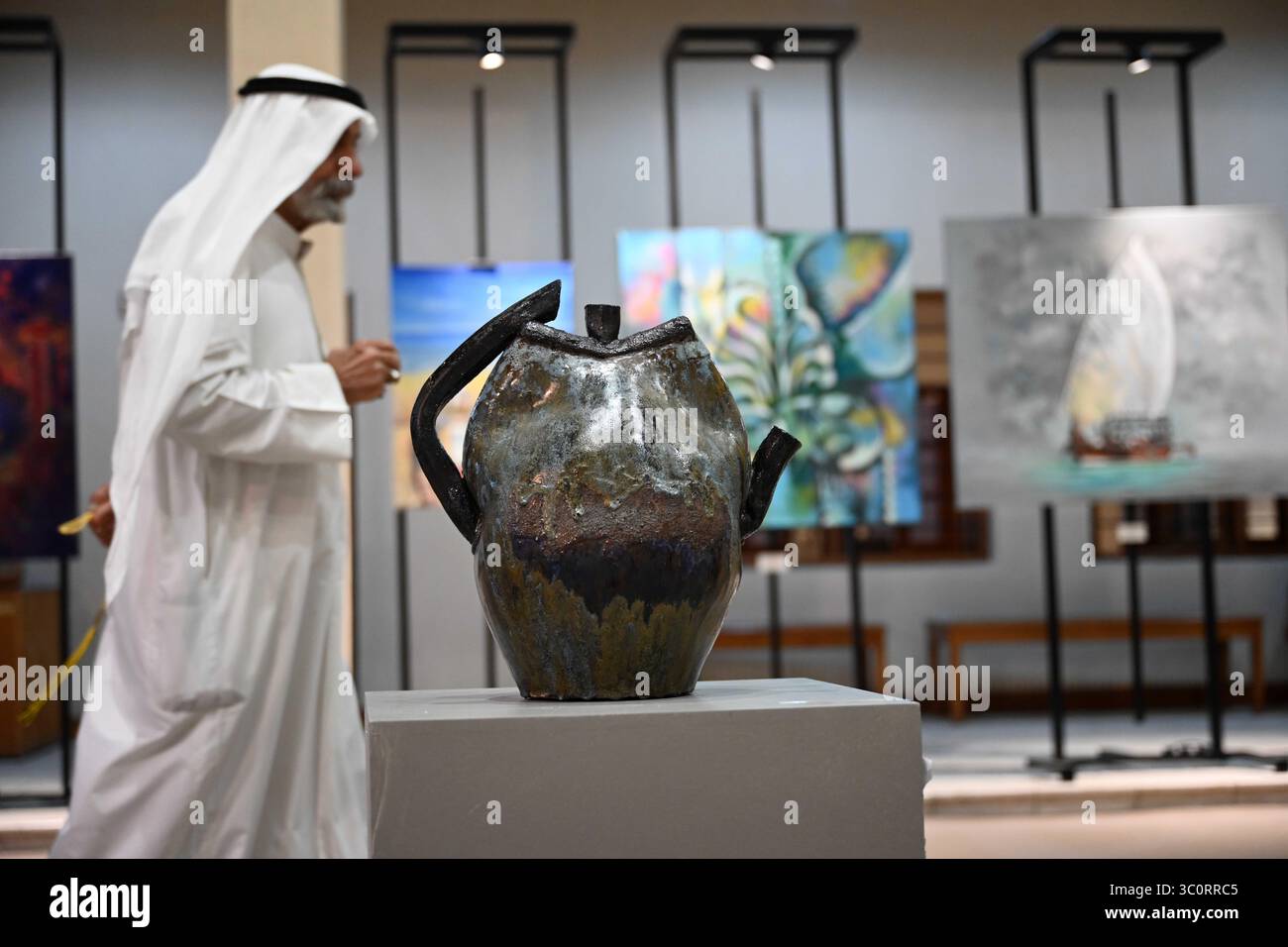 (250722) -- KUWAIT CITY, July 22, 2025 (Xinhua) -- A man visits the ...