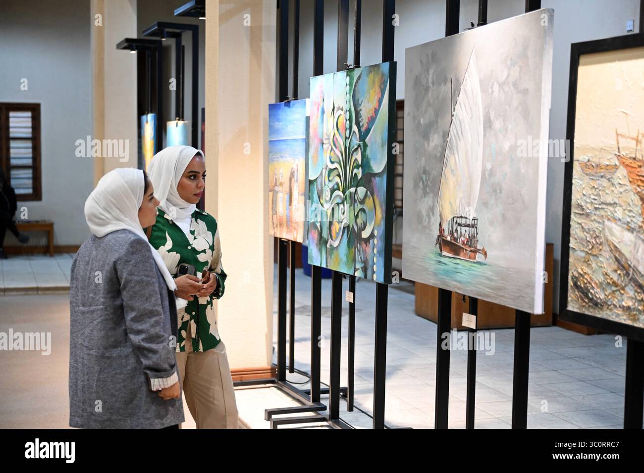 (250722) -- KUWAIT CITY, July 22, 2025 (Xinhua) -- Visitors view ...