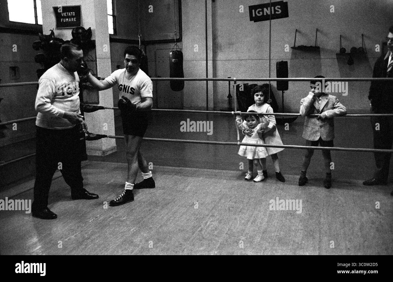 Italian boxer Duilio Loi, wearing sportswear, training on the boxing ...