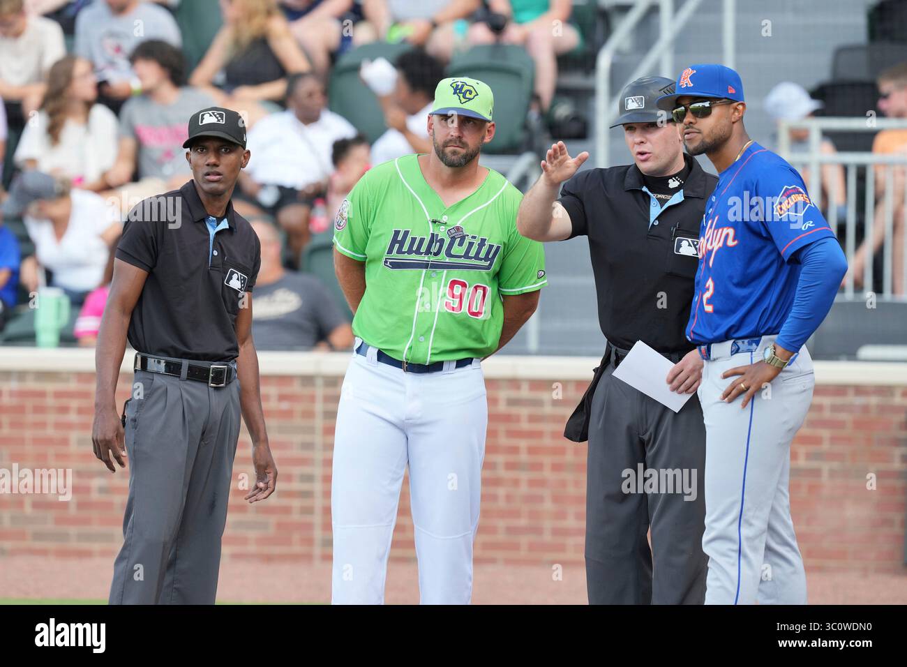 Hub City Spartanburgers manager Chad Comer (90) and Brooklyn Cyclones ...