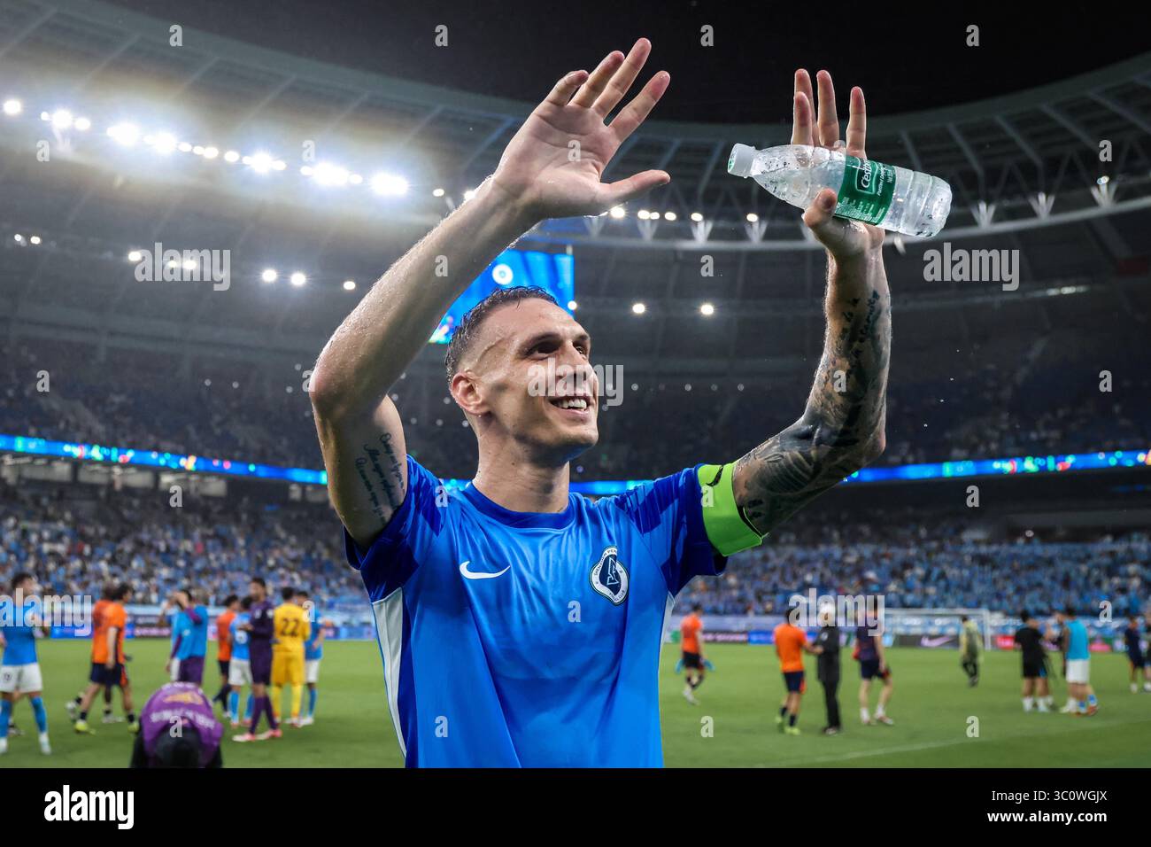 Shenzhen Peng City Football Club defeated Qingdao Hainiu Football Club ...