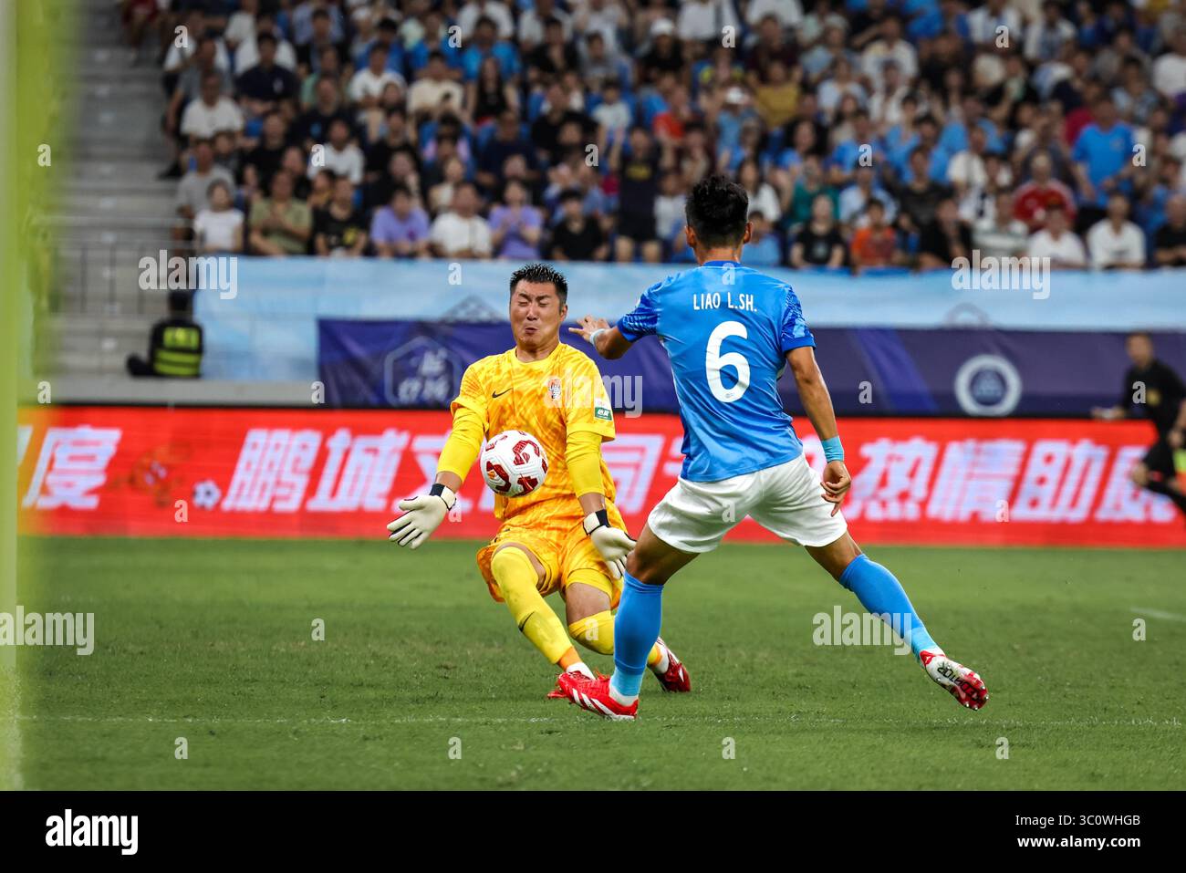 Shenzhen Peng City Football Club defeated Qingdao Hainiu Football Club ...