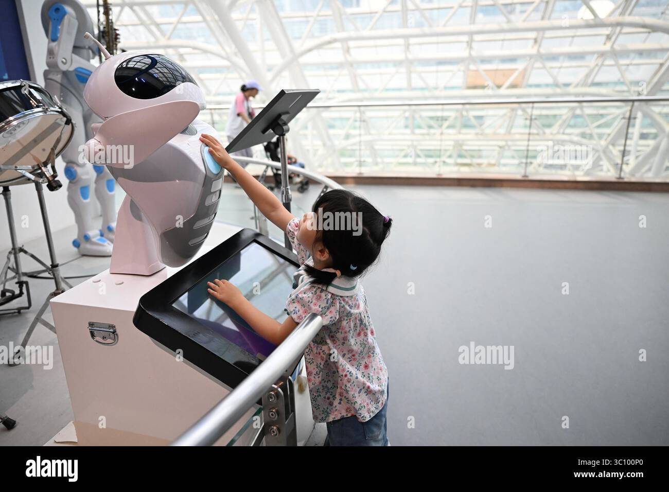 Students visit the science and technology museum during the summer ...