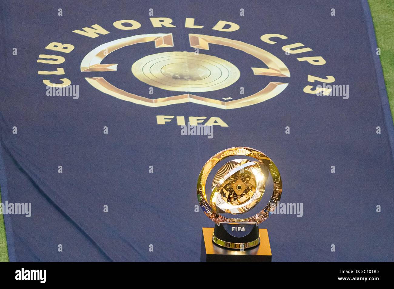 Lionel messi world cup trophy hi-res stock photography and images - Alamy