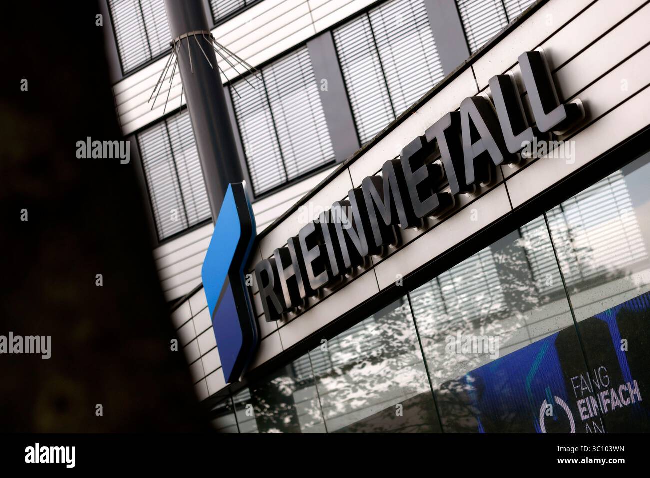 Das Rheinmetall-Logo auf dem Gebäude der Rheinmetall AG. Der Düsseldorfer Rüstungskonzern und ...