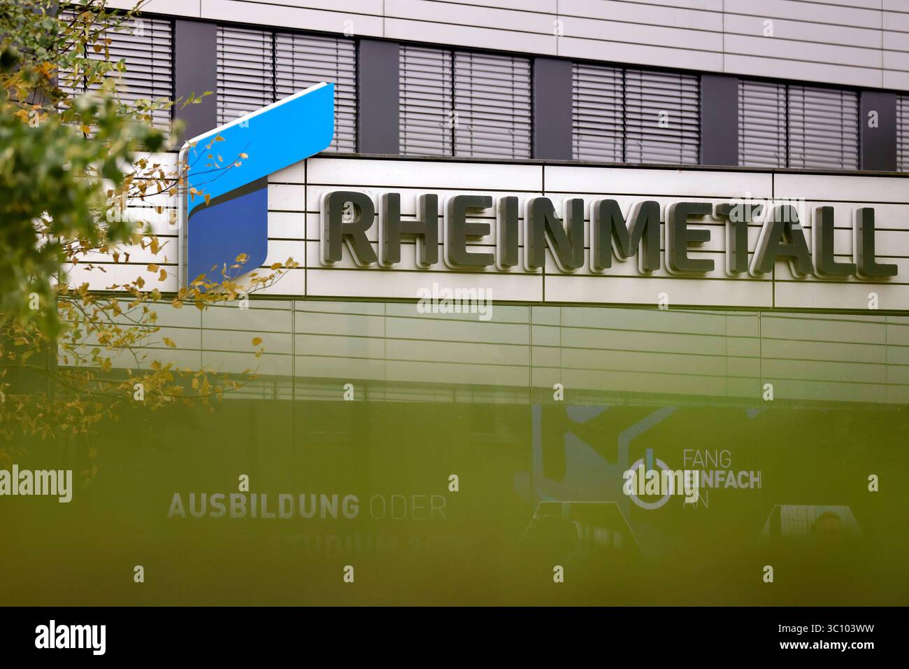 Das Rheinmetall-Logo auf dem Gebäude der Rheinmetall AG. Der ...