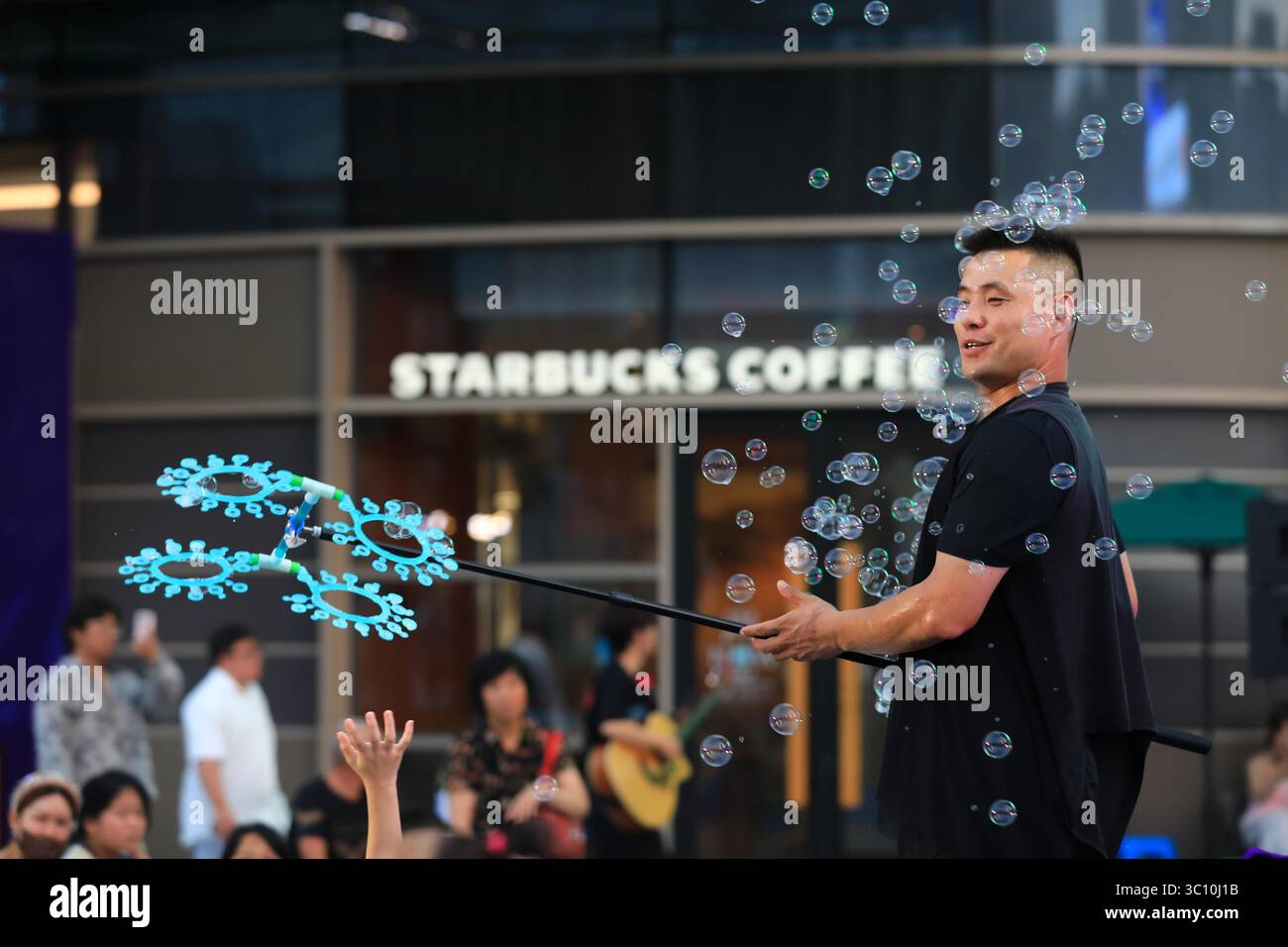 A bubble show attracts children in Huai'an City, east China's Jiangsu ...