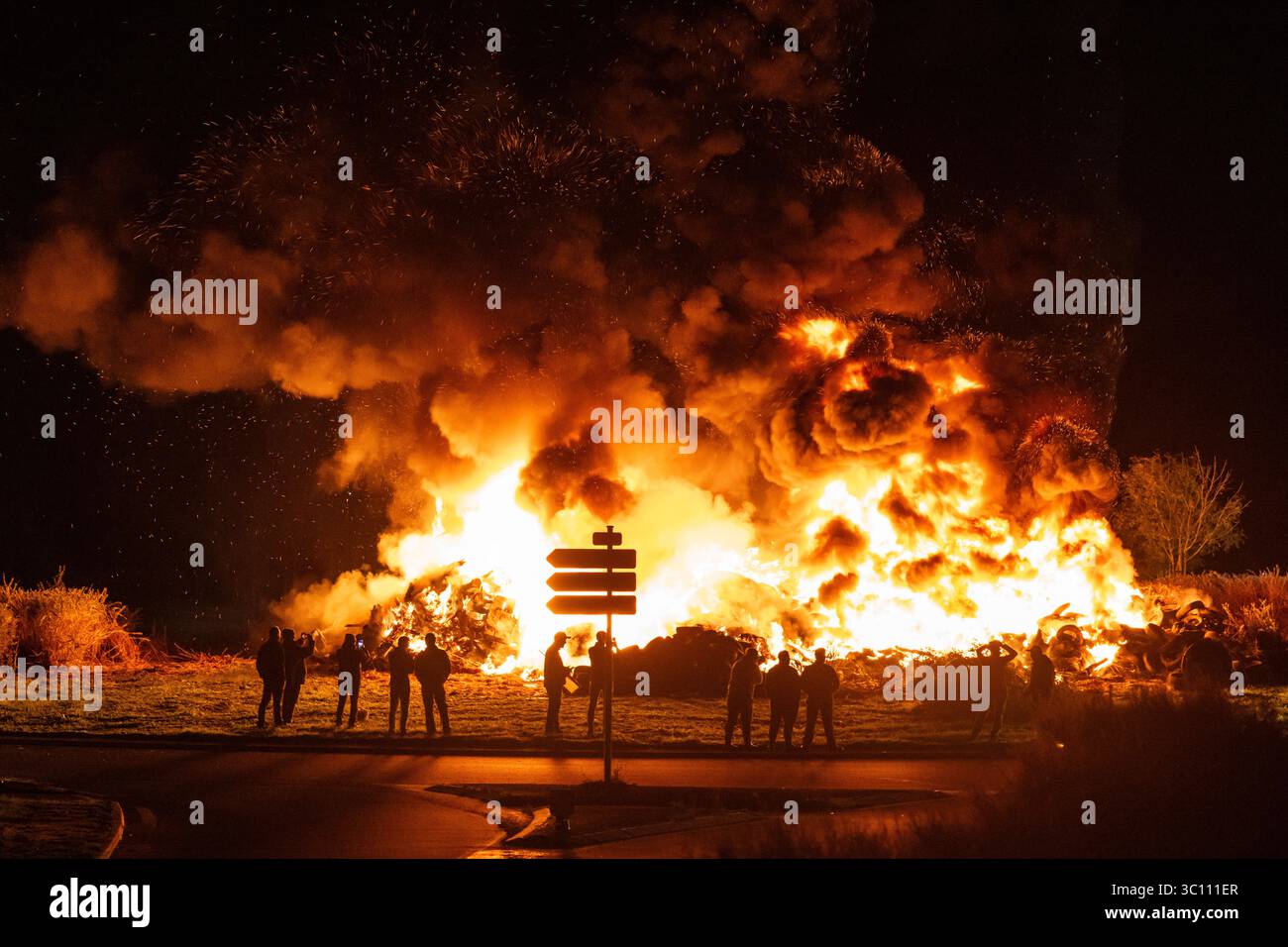 Fire protest france hi-res stock photography and images - Alamy