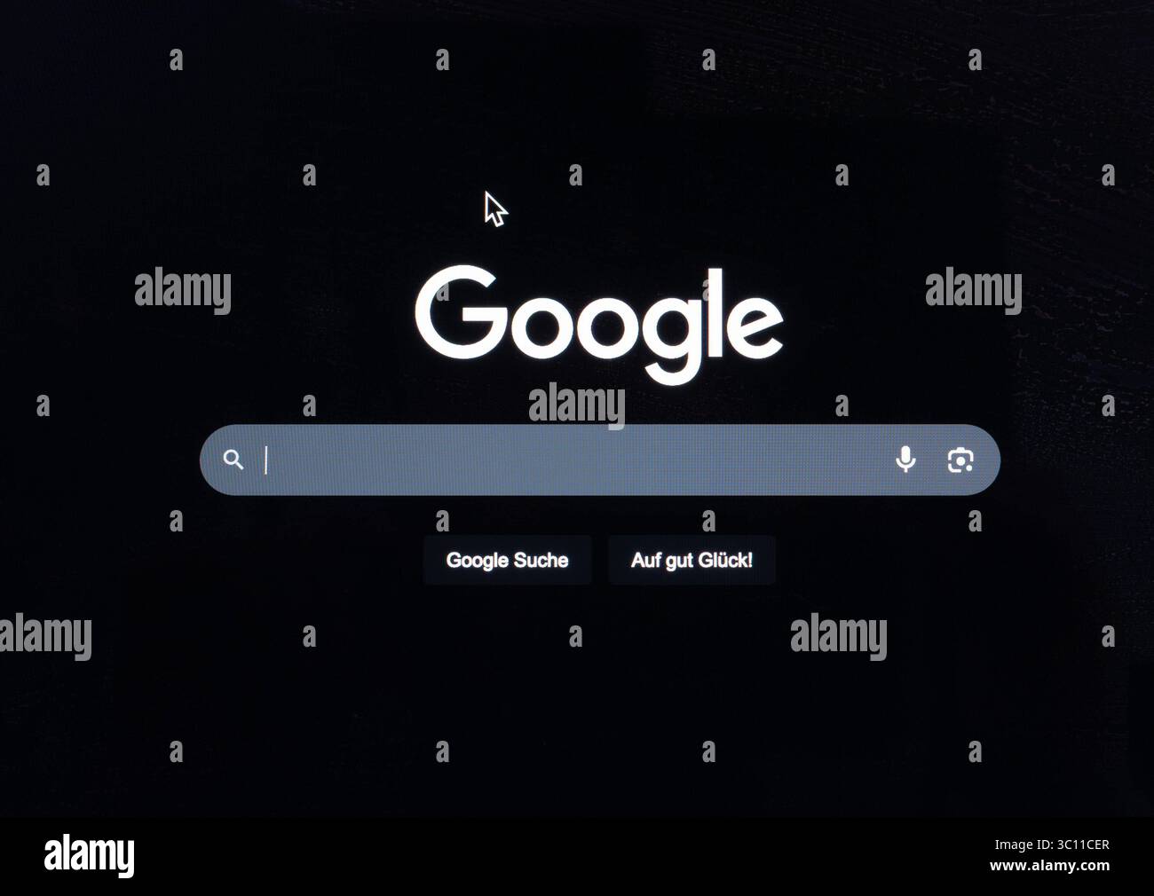 Ein Computerbildschirm zeigt die Startseite der Suchmaschine Google im dunklen Modus mit ...