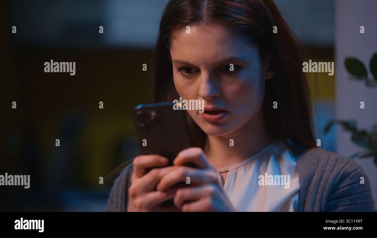 Angry girl texting mobile hi-res stock photography and images - Alamy
