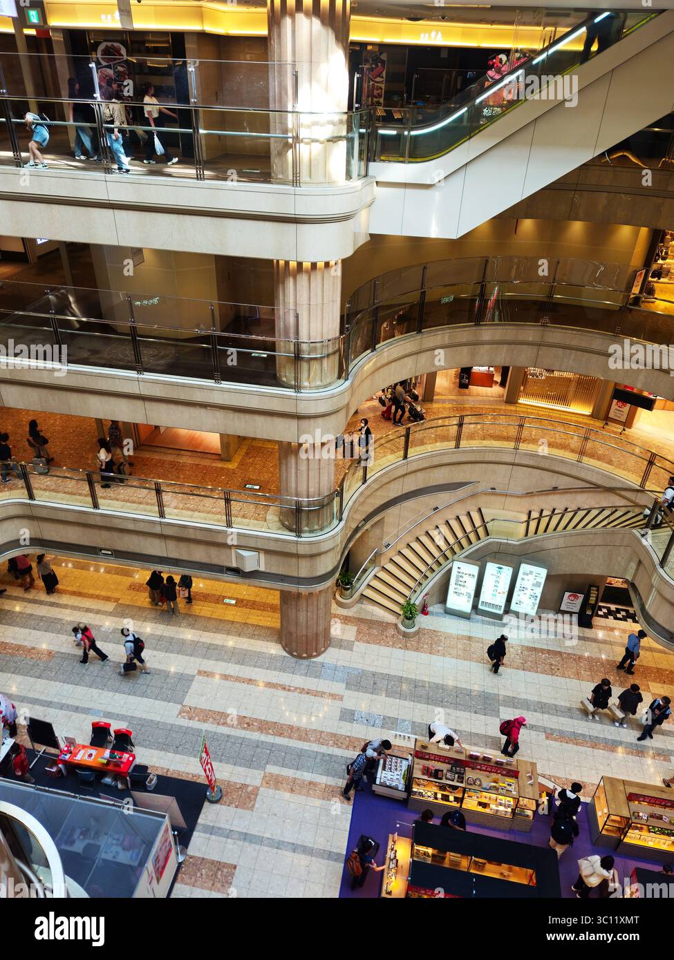 Haneda Airport Terminal 1 Multi-Level Atrium and Shopping Concourse ...