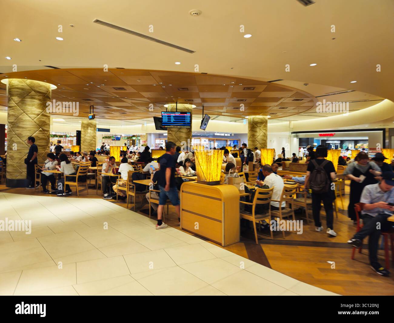 Overhead crowd hi-res stock photography and images - Alamy