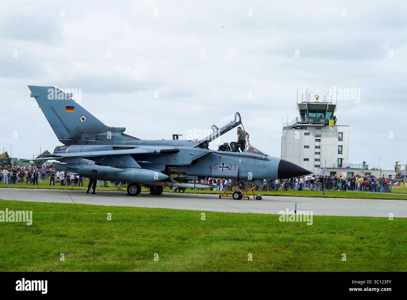 cntv archiv Jet auf der Startbahn beim Tag der Bundeswehr auf dem ...