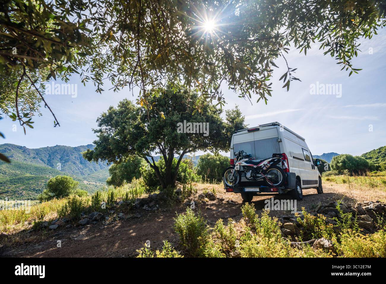 Ein Campingbus fährt offroad auf einer Piste im Landesinneren von ...