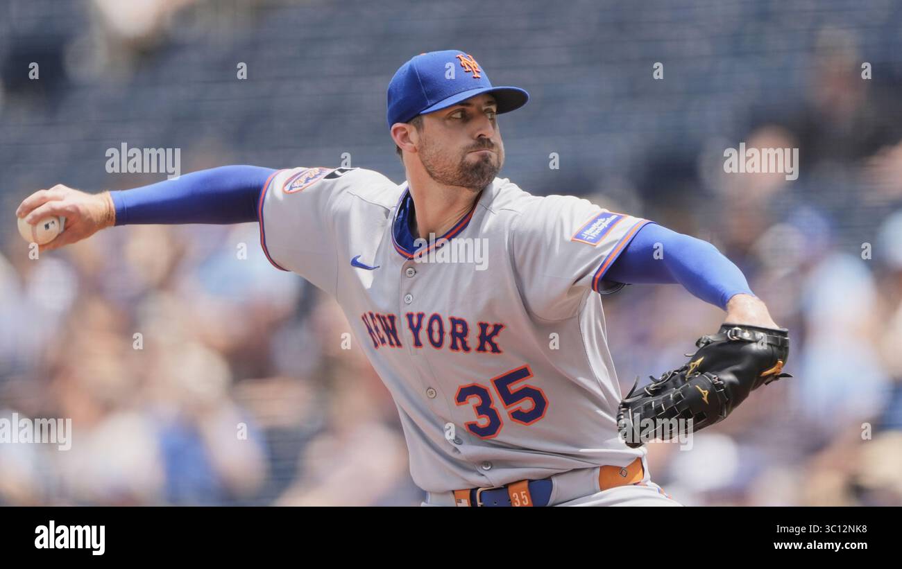 New York Mets starting pitcher Clay Holmes throws during the first ...
