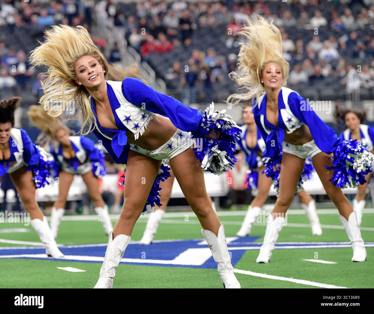 Cowboys cheerleaders december 2018 hi-res stock photography and images ...
