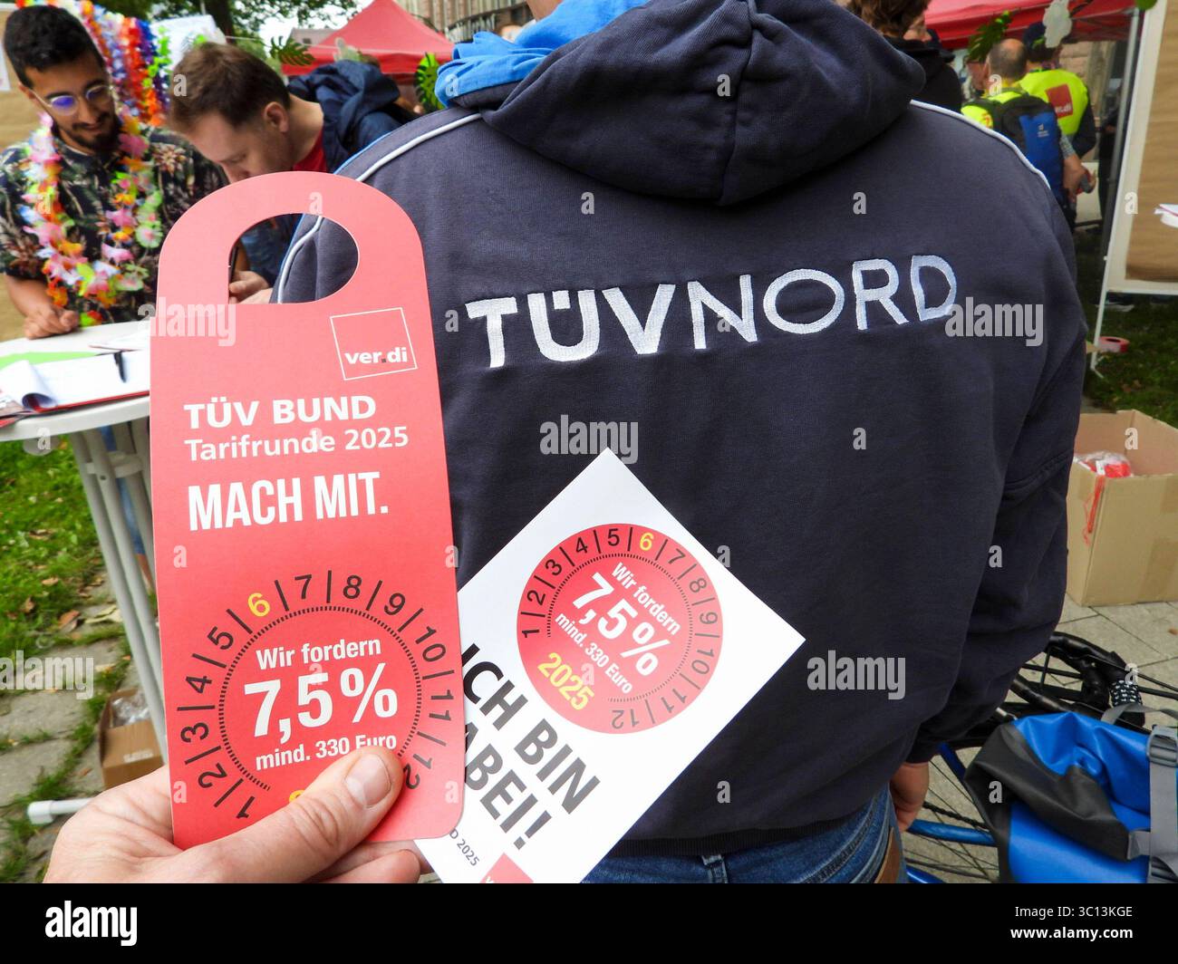 cntv Flayer aufschrift mit der forderung 7,5 Prozent mehr Lohn TUEV NORD Buchstaben auf einer ...