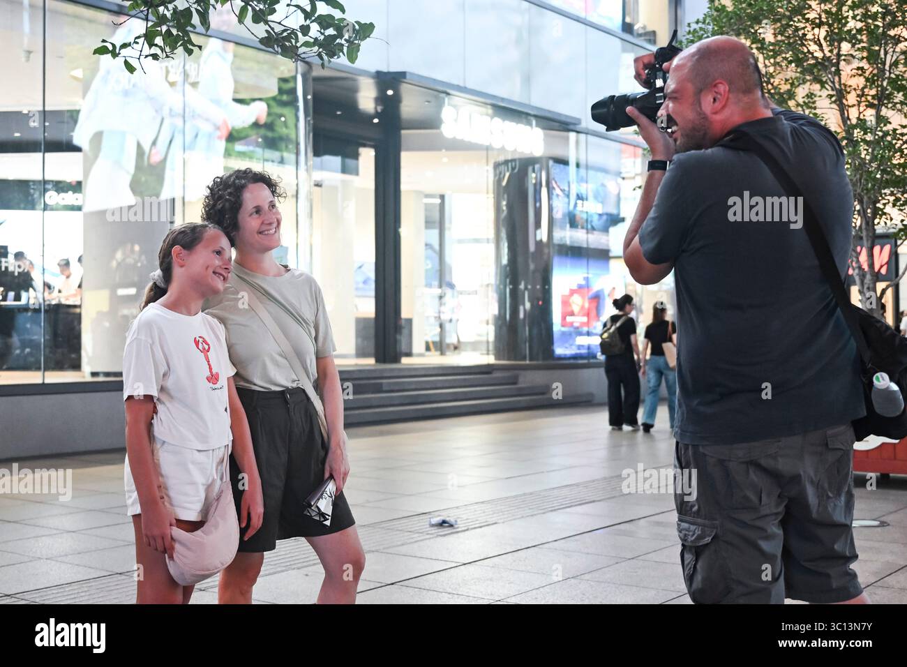 (250722) -- SHANGHAI, July 22, 2025 (Xinhua) -- Tourist Paolo Braconi (R) from Italy takes ...