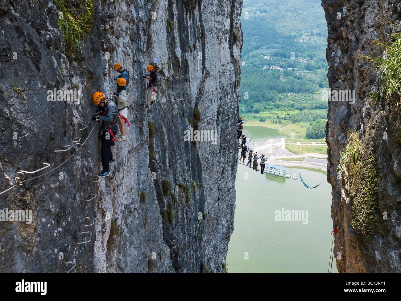 (250722) -- ENSHI, July 22, 2025 (Xinhua) -- Tourists experience "via ...