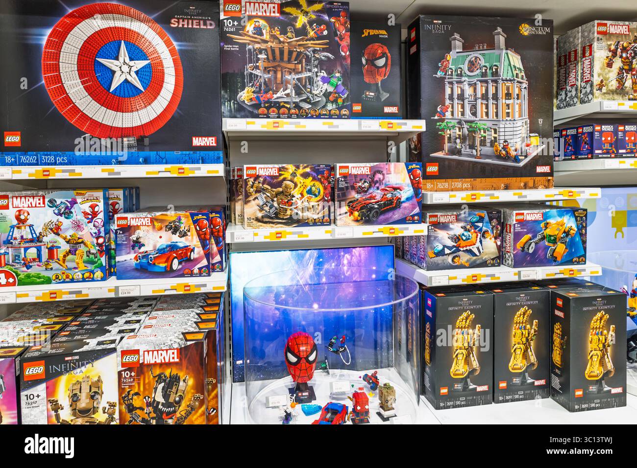 Avengers marvel models hi-res stock photography and images - Alamy