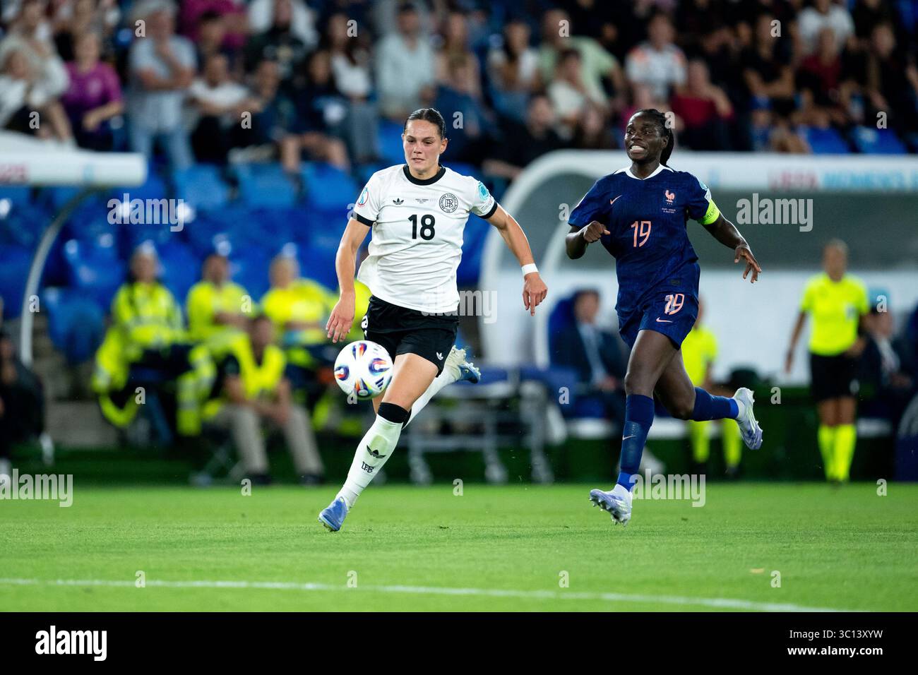 Giovanna Hoffmann (Deutschland, #18) im Zweikampf mit Griedge Mbock ...