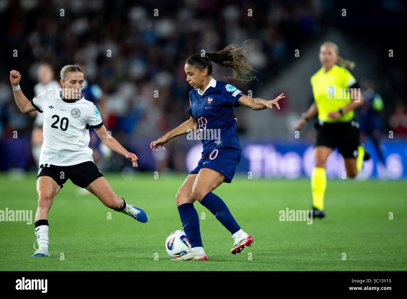 Elisa Senß (Deutschland, #20) im Zweikampf mit Delphine Cascarino ...