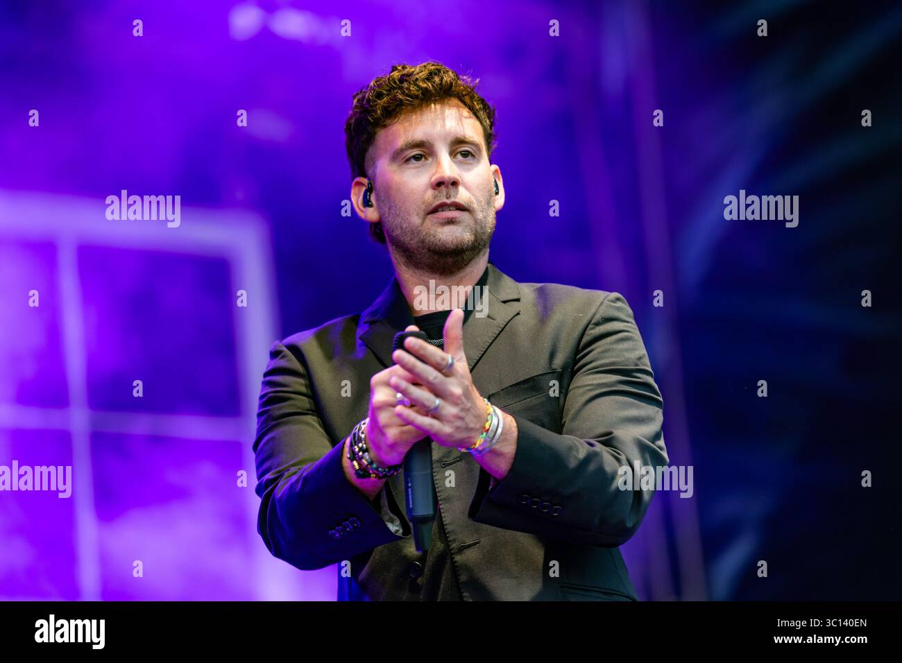 Ben Edwards â?? lead vocalist and frontman of Acrobvt during ACROBVT ...