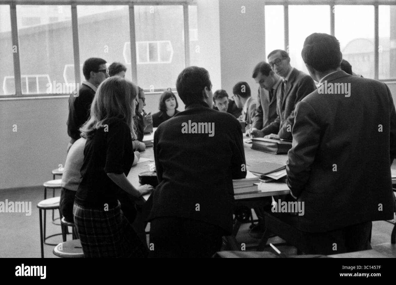 1960's image of a class room hi-res stock photography and images - Alamy