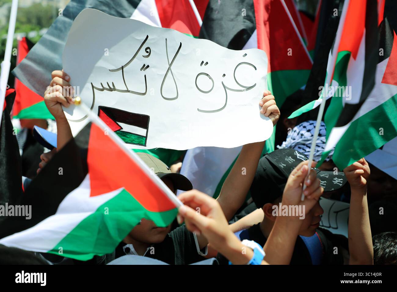 Palestinians raise Palestinian flags and slogans in the West Bank city ...