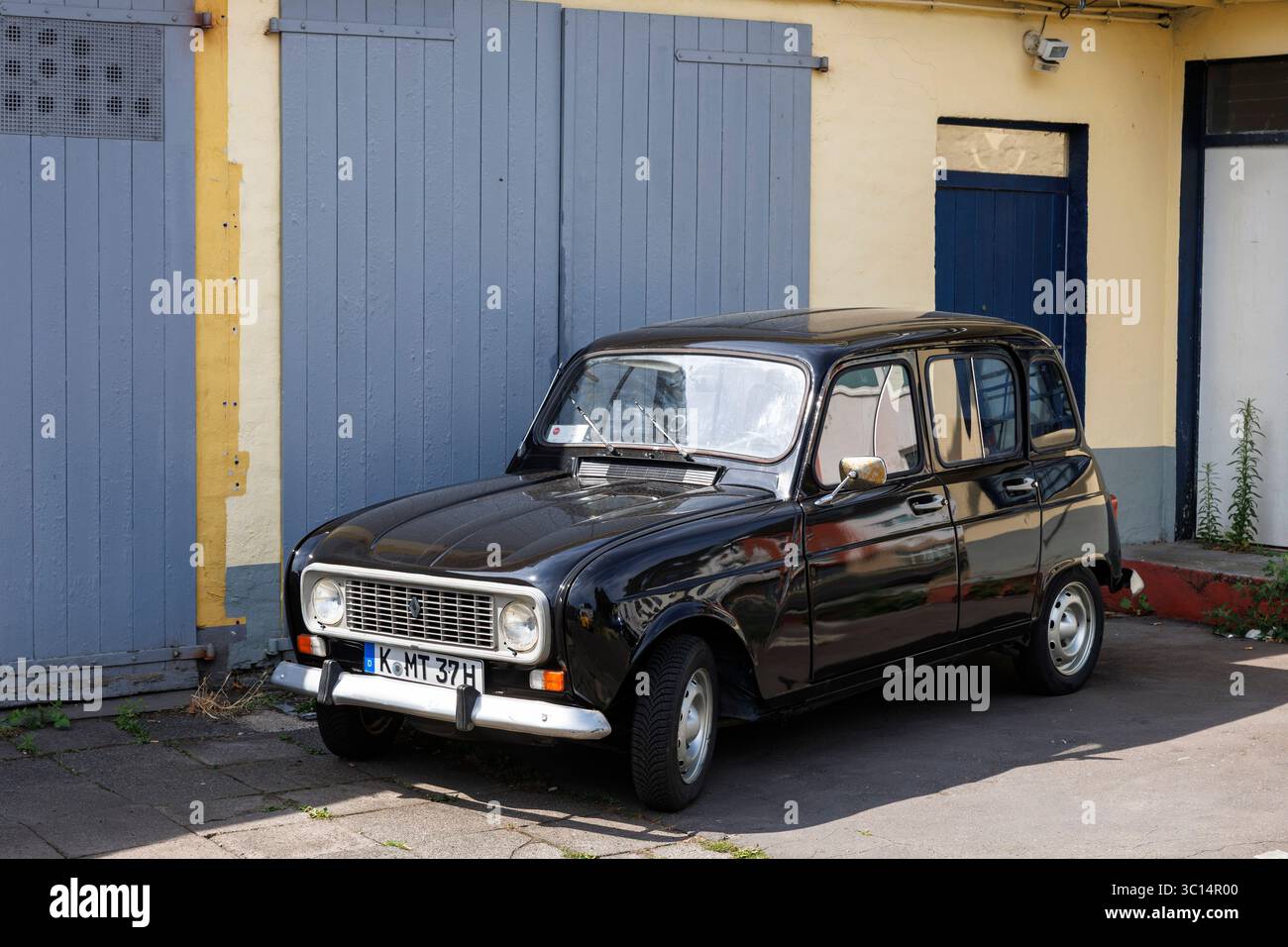an old Renault 4 in the Niehl district of Cologne, Germany. ein alter ...