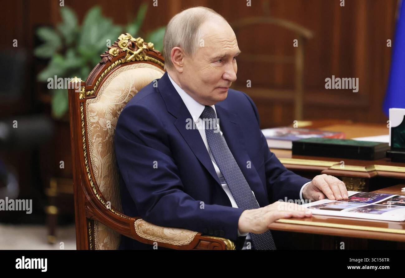 Russian President Vladimir Putin meets with President of the Republic ...
