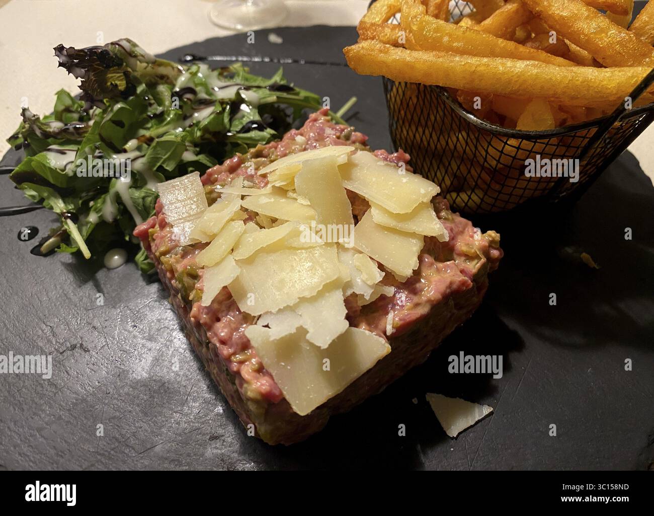 Portion of tartare, parmesan cheese, beef, French fries, salad, Etretat ...