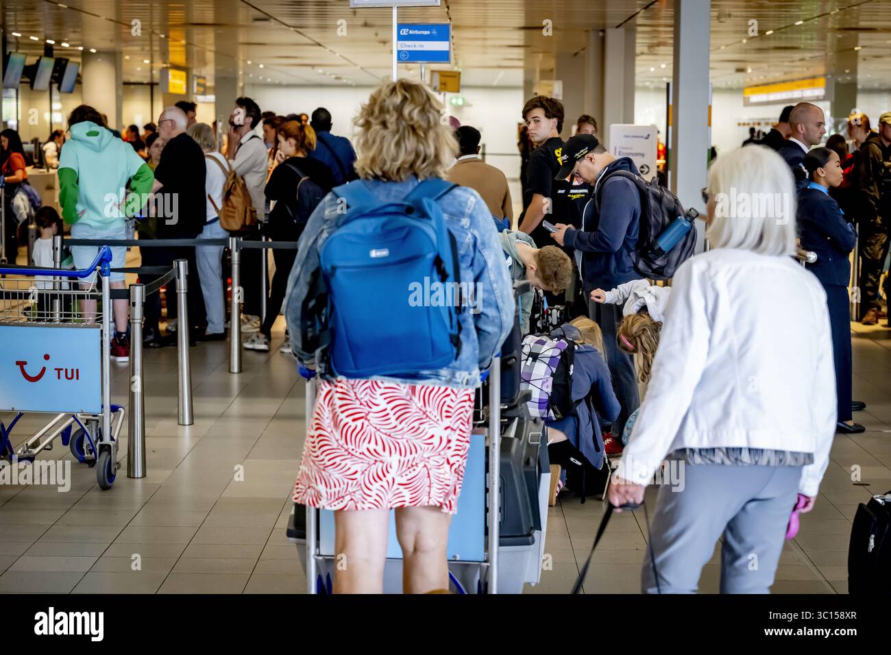 SCHIPHOL - DRukte at schiphol airport with travelers during summer ...